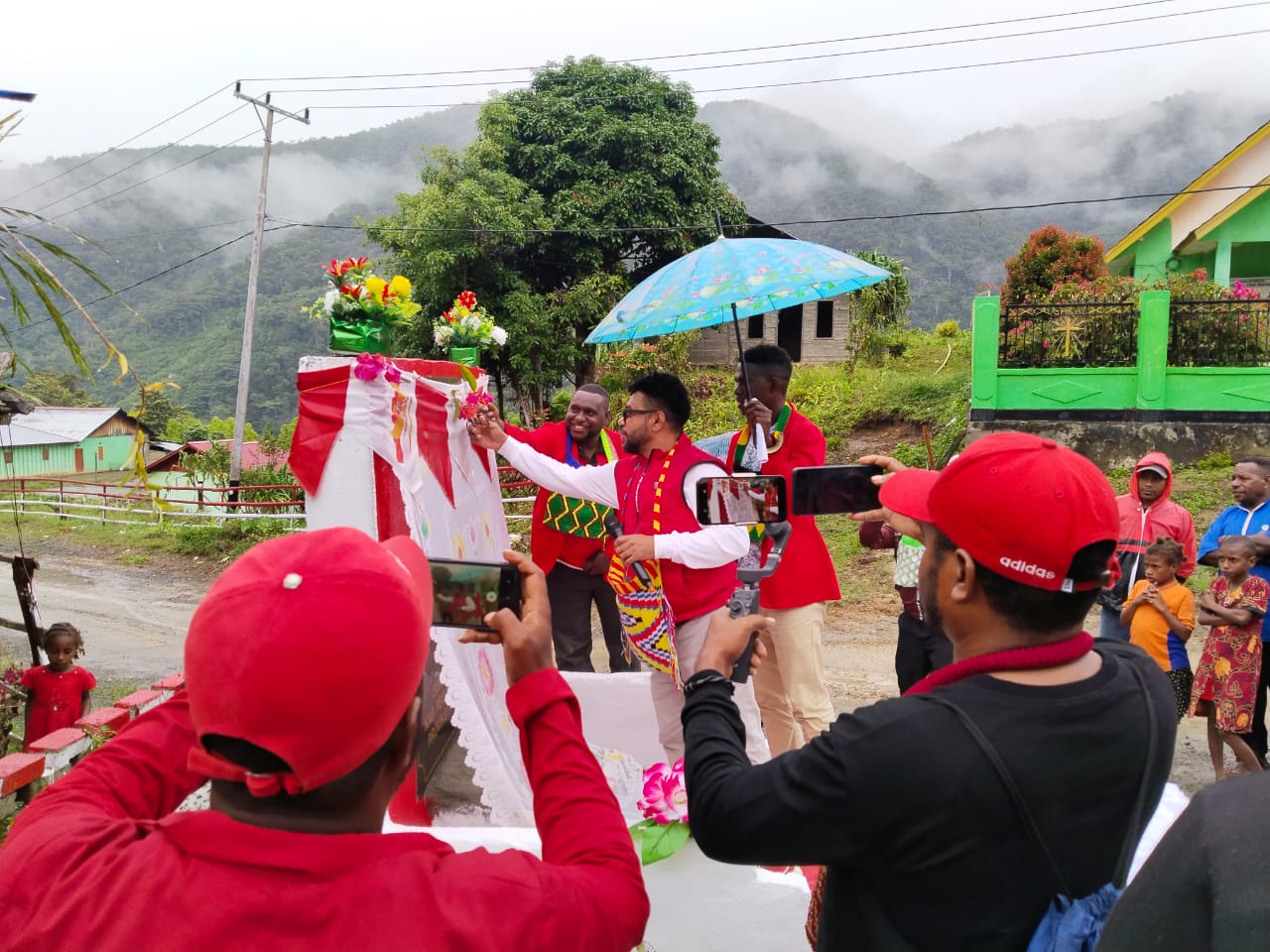 Disambut Masyarakat Sigim, Filep Wamafma Resmikan Tugu Selamat Datang ...
